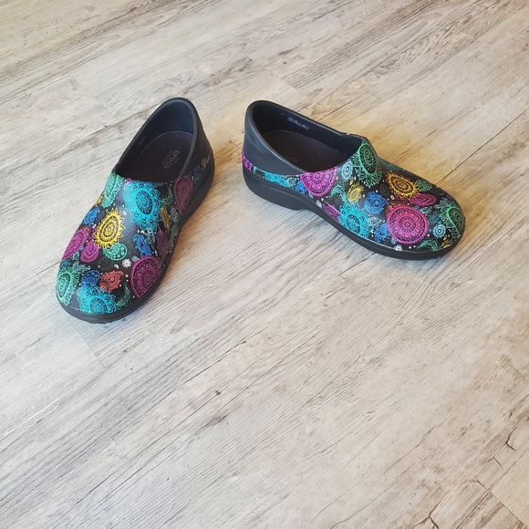 CROCS | Shoes | Crocs Dual Comfort Paisley Colorful Comfort Work Shoe ...